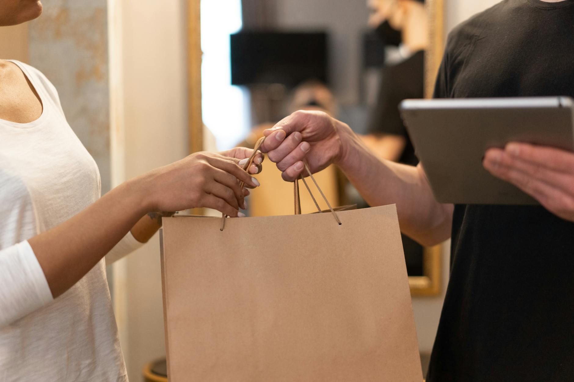 Desain Paper Bag Unik dengan Handle Custom - Percetakan Murah Jakarta